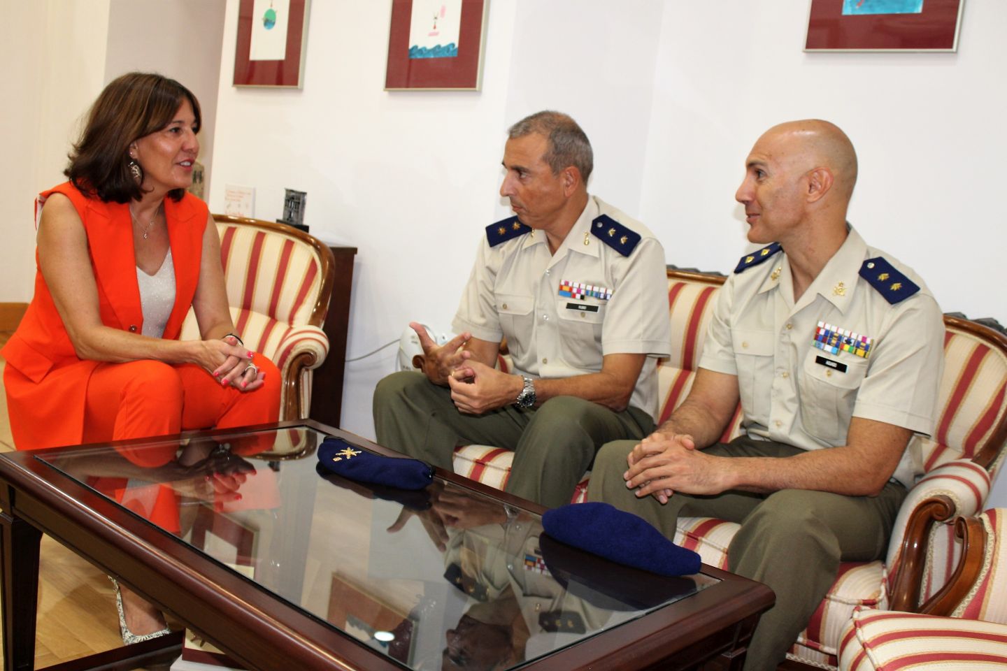 Blanca Fernández da la bienvenida al nuevo teniente coronel de la Base ...