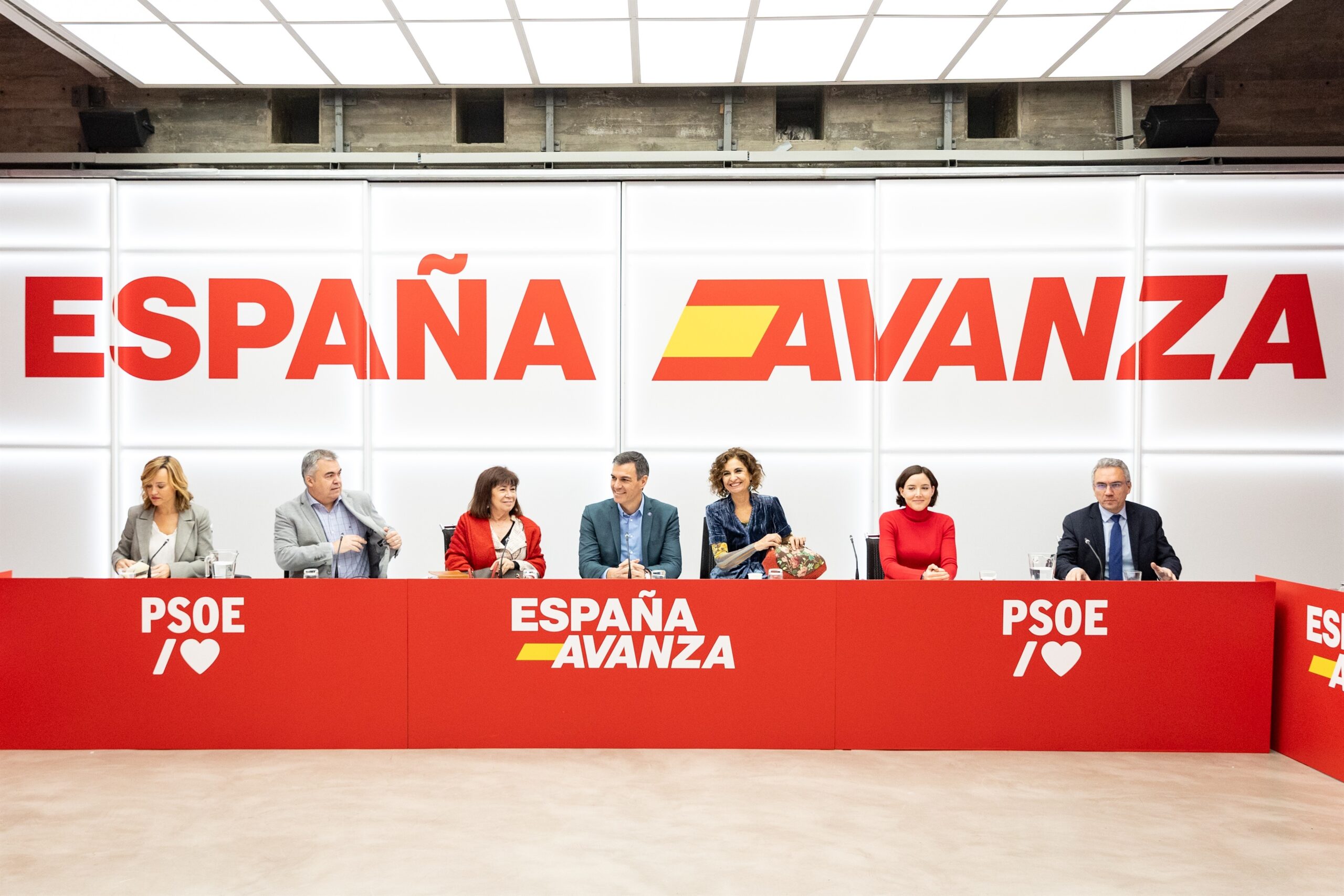 El PSOE renueva su imagen e incorpora la bandera nacional al lema ...