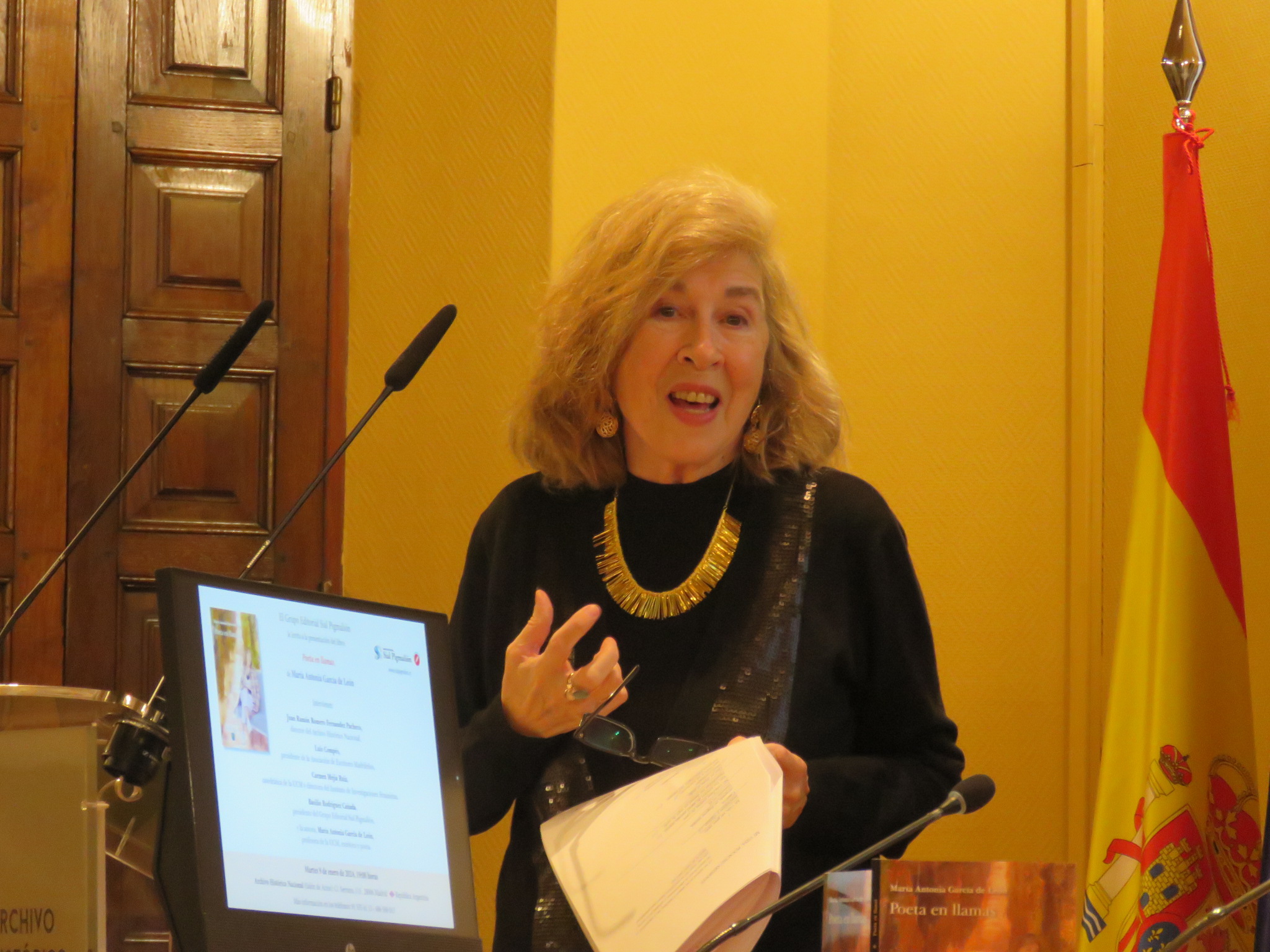 Presentación de Poeta en llamas, de María Antonia García de León, en el ...