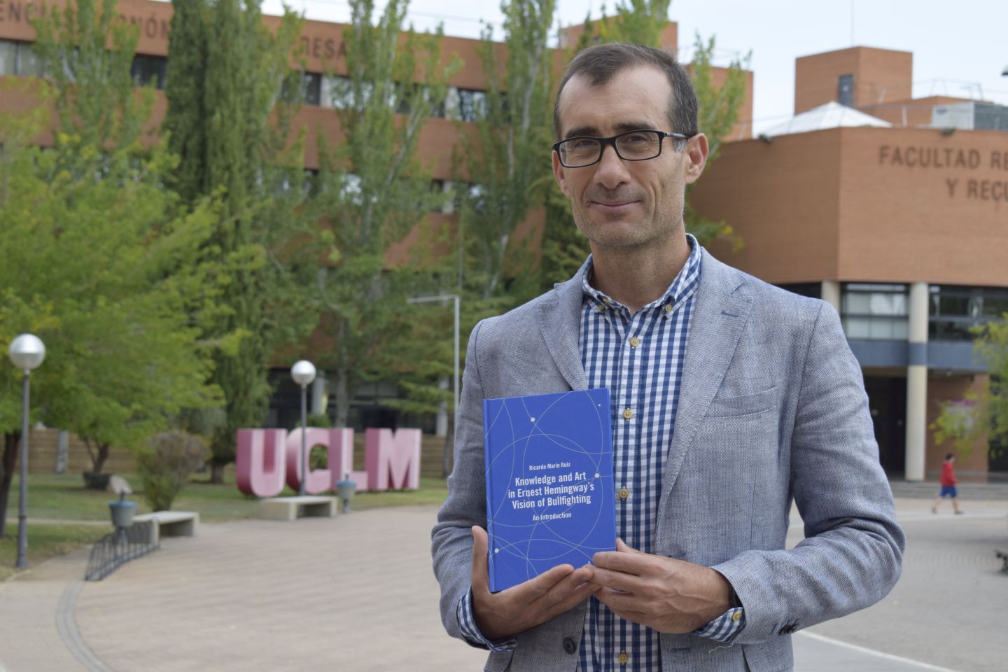 El profesor de la UCLM Ricardo Marín ha publicado un libro sobre la ...