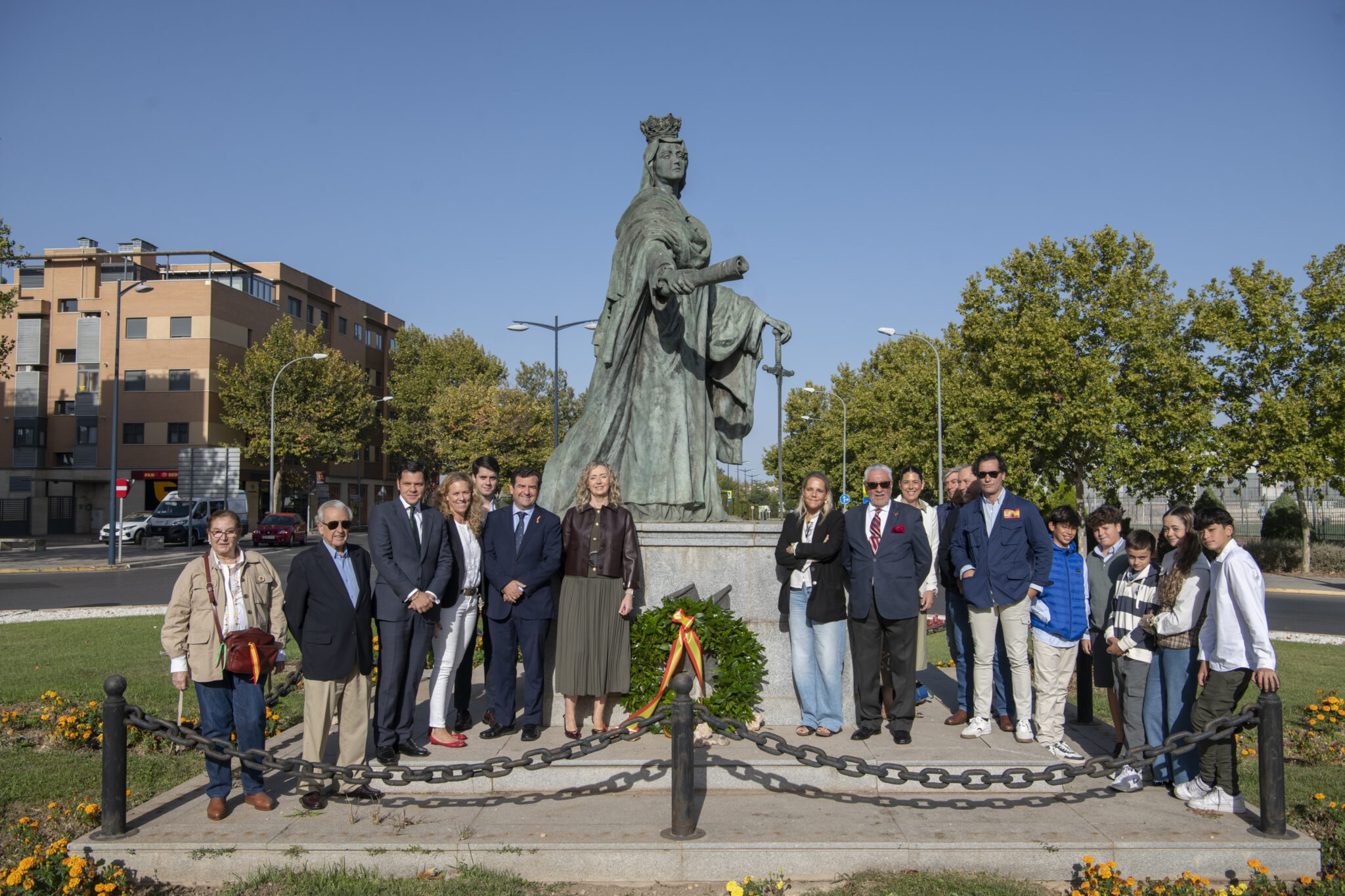 Vox deposita una corona a los pies de la estatua de la reina Isabel ...
